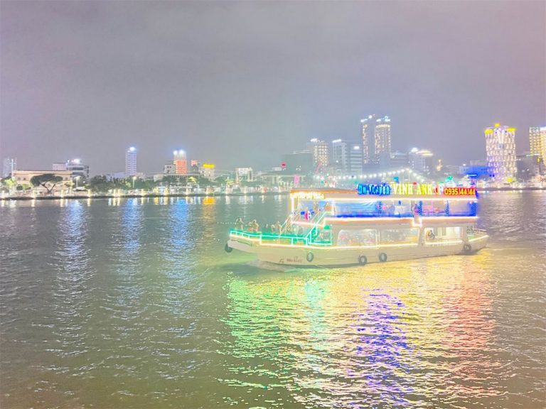 Review Da Nang Yacht Cruise of Han River Viet Nam